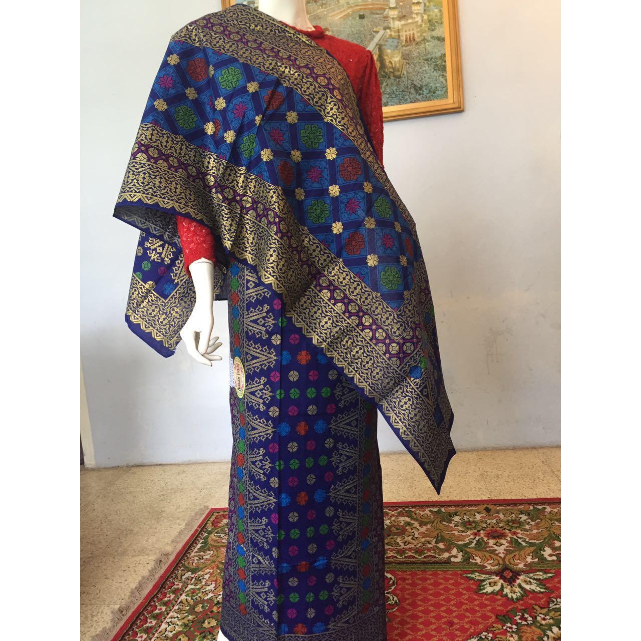 Pembuatan songket dilakukan dengan tangan pengrajin menggunakan alat ...